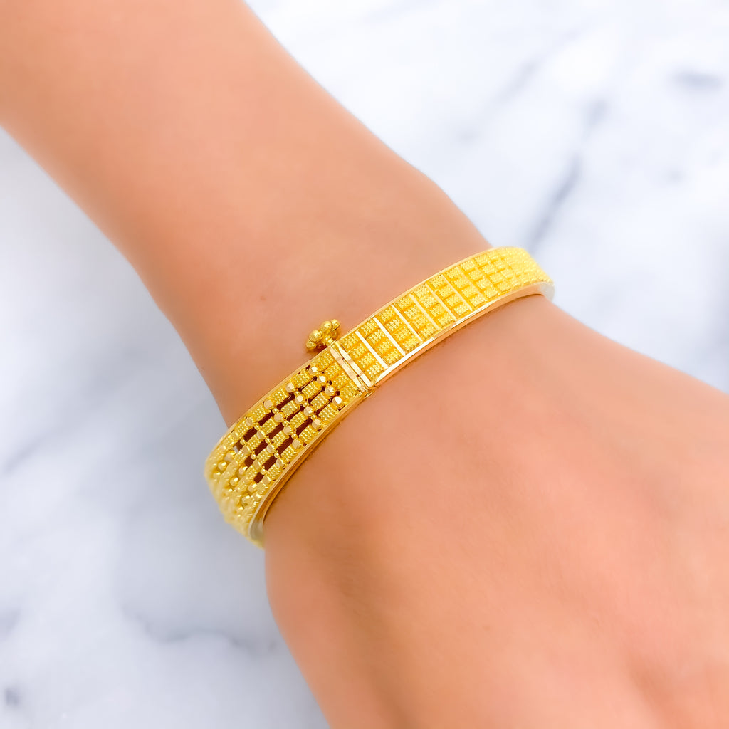 Graduating Checkered 22k Gold Screw Bangle – Andaaz Jewelers