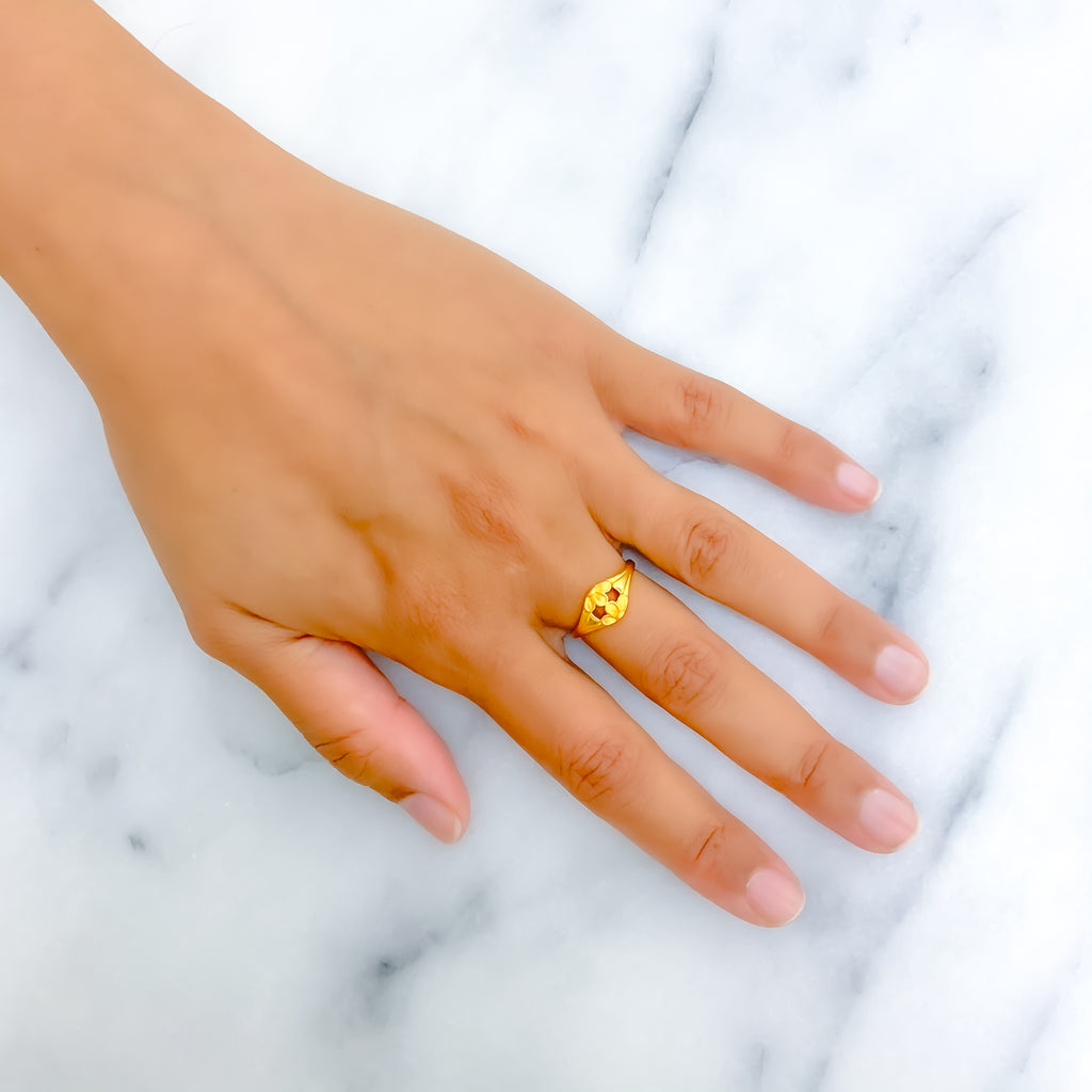 Refined Floral 22k Gold Ring – Andaaz Jewelers